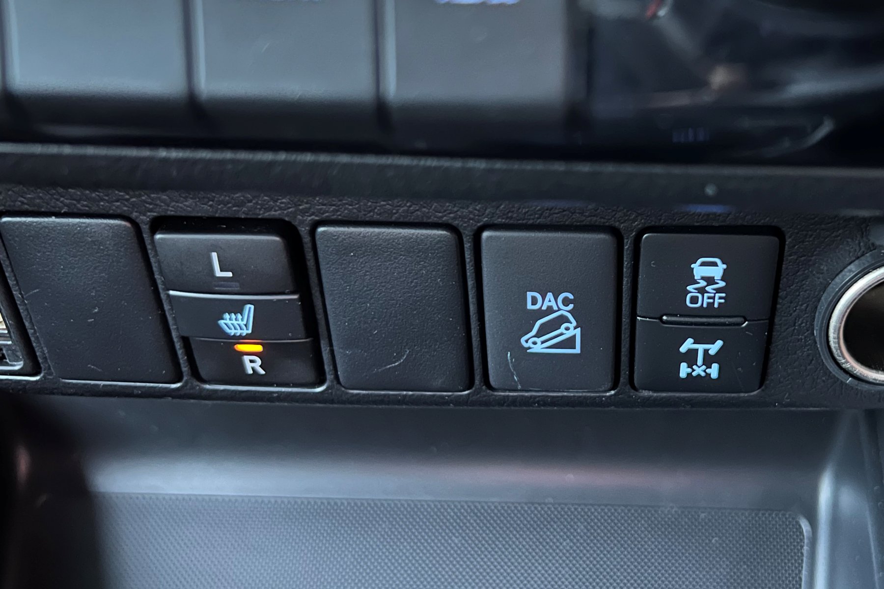 2023 Toyota HiLux Rogue 4WD Controls rear diff lock